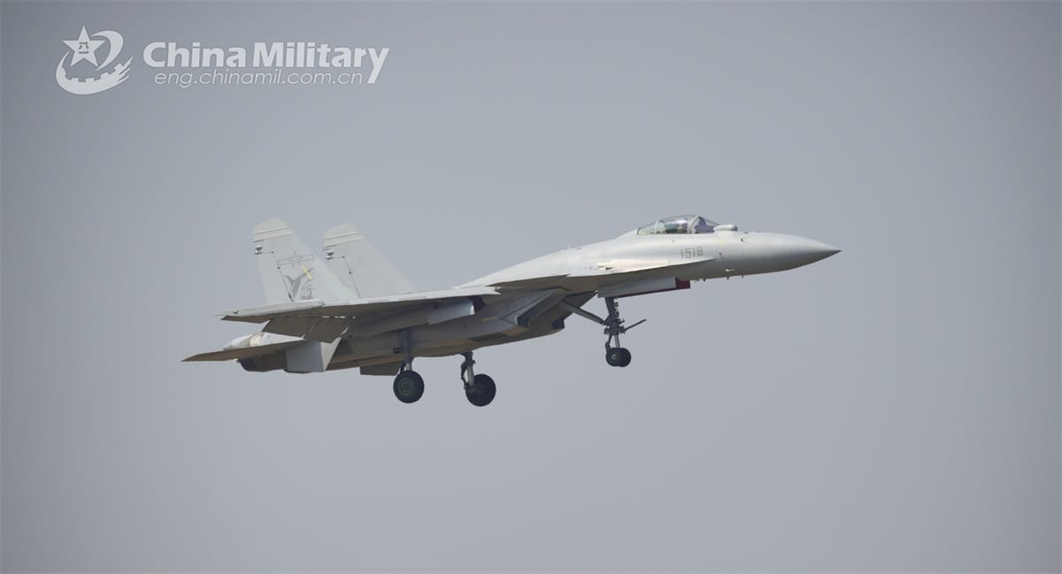 PI LI 12AE KINESKA VERZIJA AMERIČKE RAKETE VAZDUH-VAZDUH AIM-120 AMRAAM